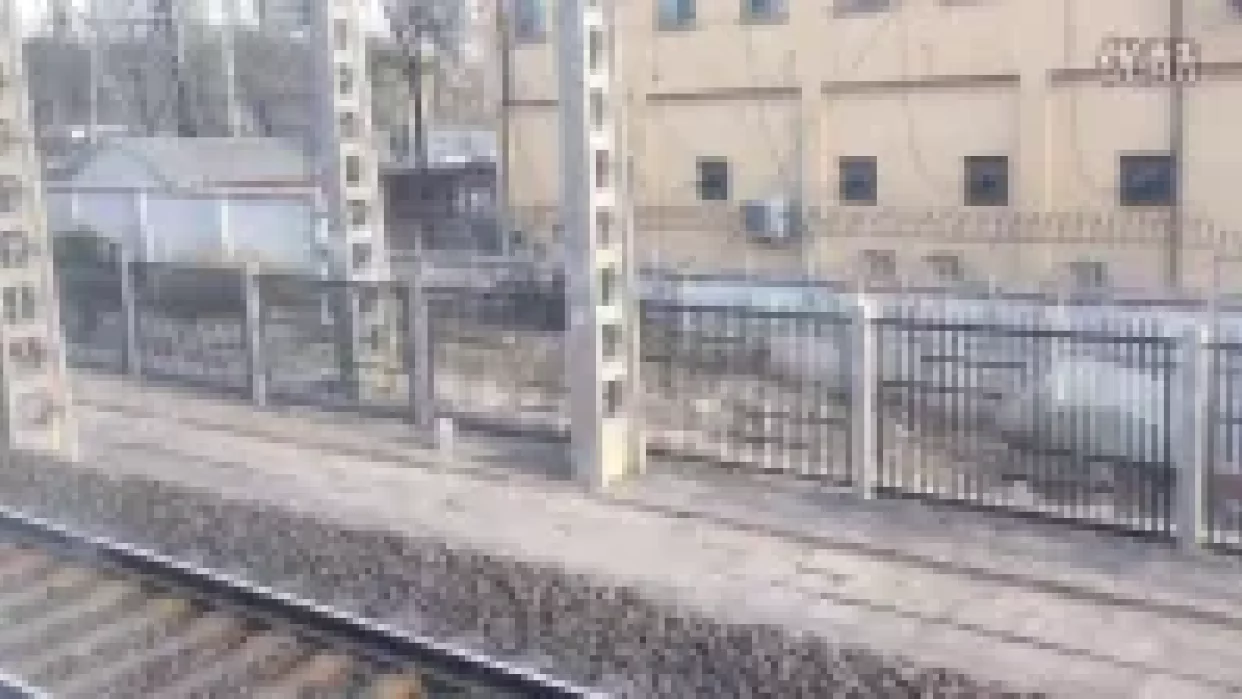 电客T110次列车接近北京站