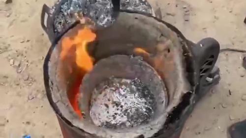 废旧易拉罐回收再利用,小哥哥把垃圾烧成铝锅,这方法真不错!