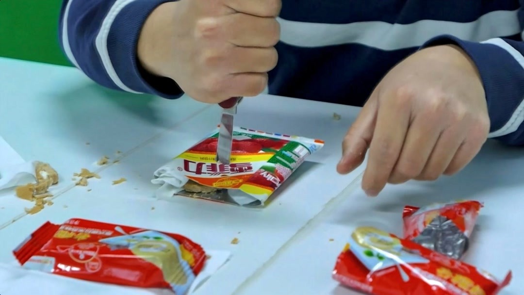 为了验证比亚迪刀片电池的原理 我宰了4个蛋糕和1盒饮料