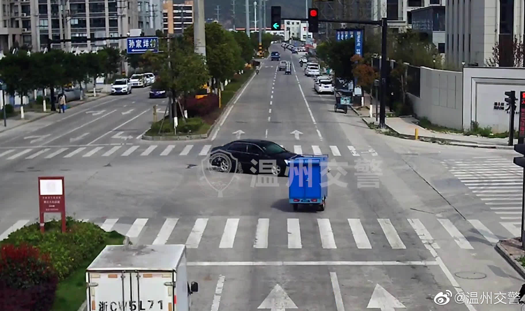 #覆车之戒# 【#电动车闯红灯出事故负全责# 长点儿心吧!】近日,杨某...