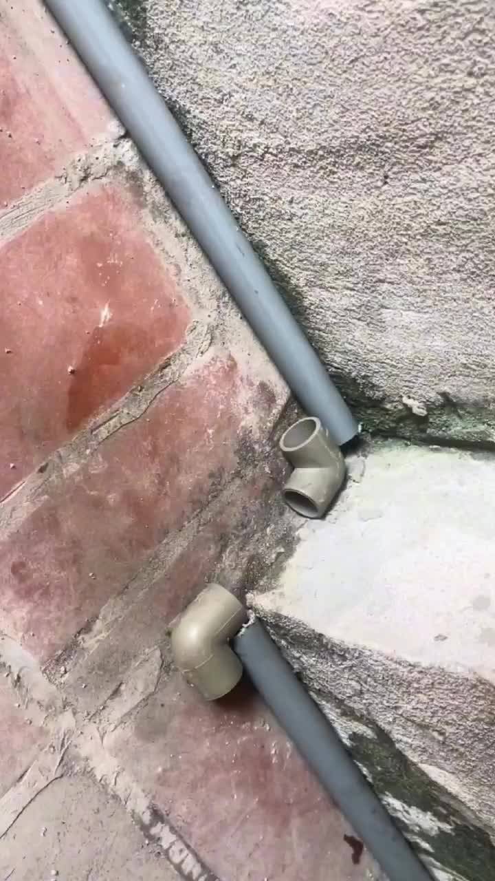 PVC水管不用任何弯头连接管子,老师傅的终极技巧就是就地取材