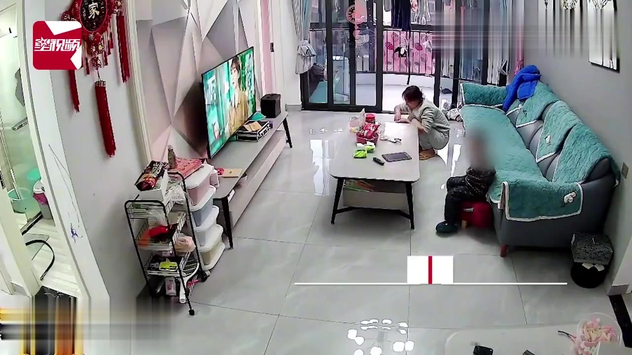 男孩调皮“随手一扔”,电视被砸花屏,遭妈妈眼神杀:第3台了!