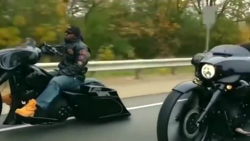 行车记录仪:这种摩托车估计只有老外能驾驭的了,真的是太帅了!