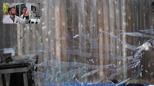 玻璃破碎的瞬间你见过吗?老外用摄像机记录,真的很难见到