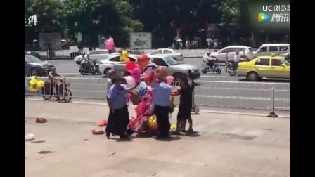 南通城管粗暴执法 团团围住小贩扎破其气球_小贩每天才赚几十块钱来...