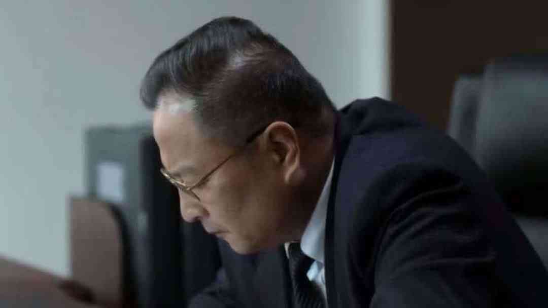 女秘书一进老总办公室,立马不安分了,哪知经理也来了