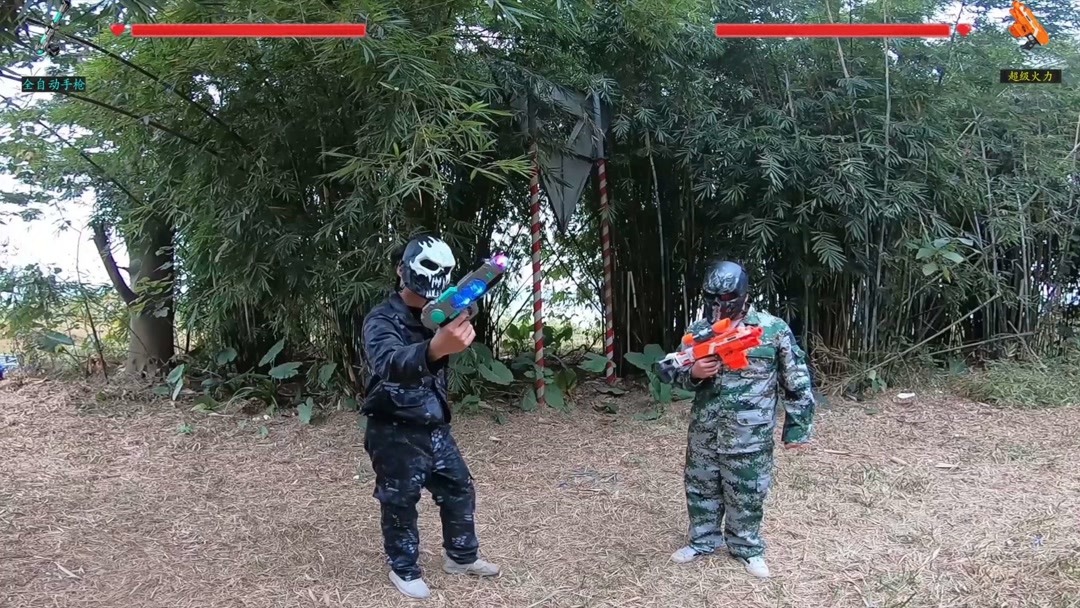 真人搞笑CS:笨蛋兄弟相约比武,看看谁的武器最厉害。