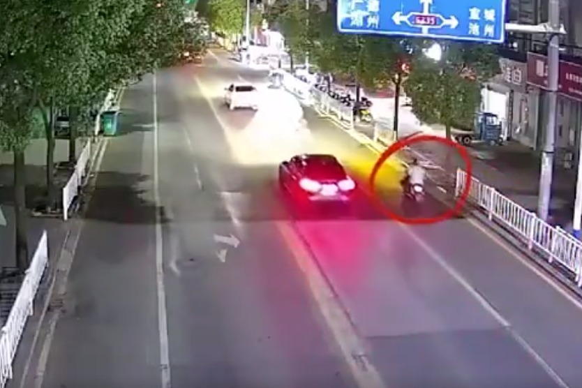 男子醉驾撞上垃圾桶报警称自己被撞了