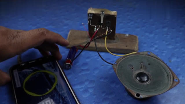 真会玩,废旧荧光灯电子镇流器零件,制作1.5V迷你音频功率放大器