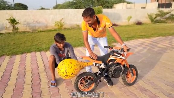 老外用迷你摩托车作死实验,气球瞬间爆炸,过程趣味十足太有趣