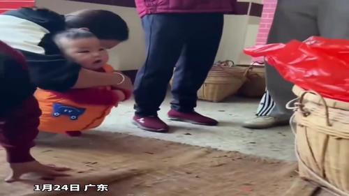 妈妈手把手教宝宝给长辈拜年,网友:该走的流程一样不漏