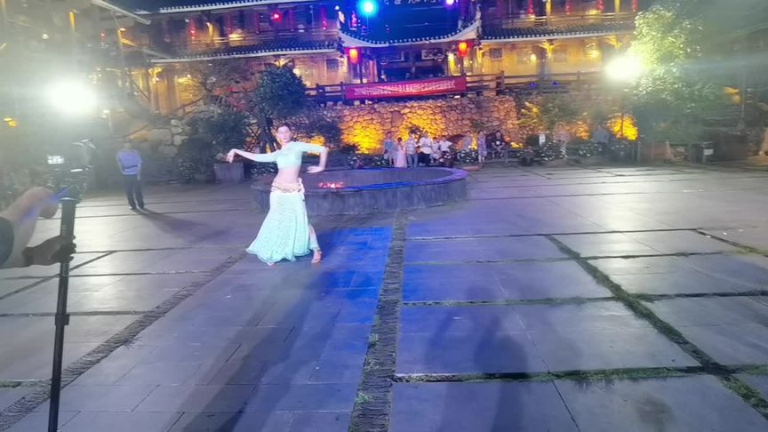火辣的身材,优美的舞姿,俄罗斯肚皮舞惊艳了雪峰山枫香瑶寨!