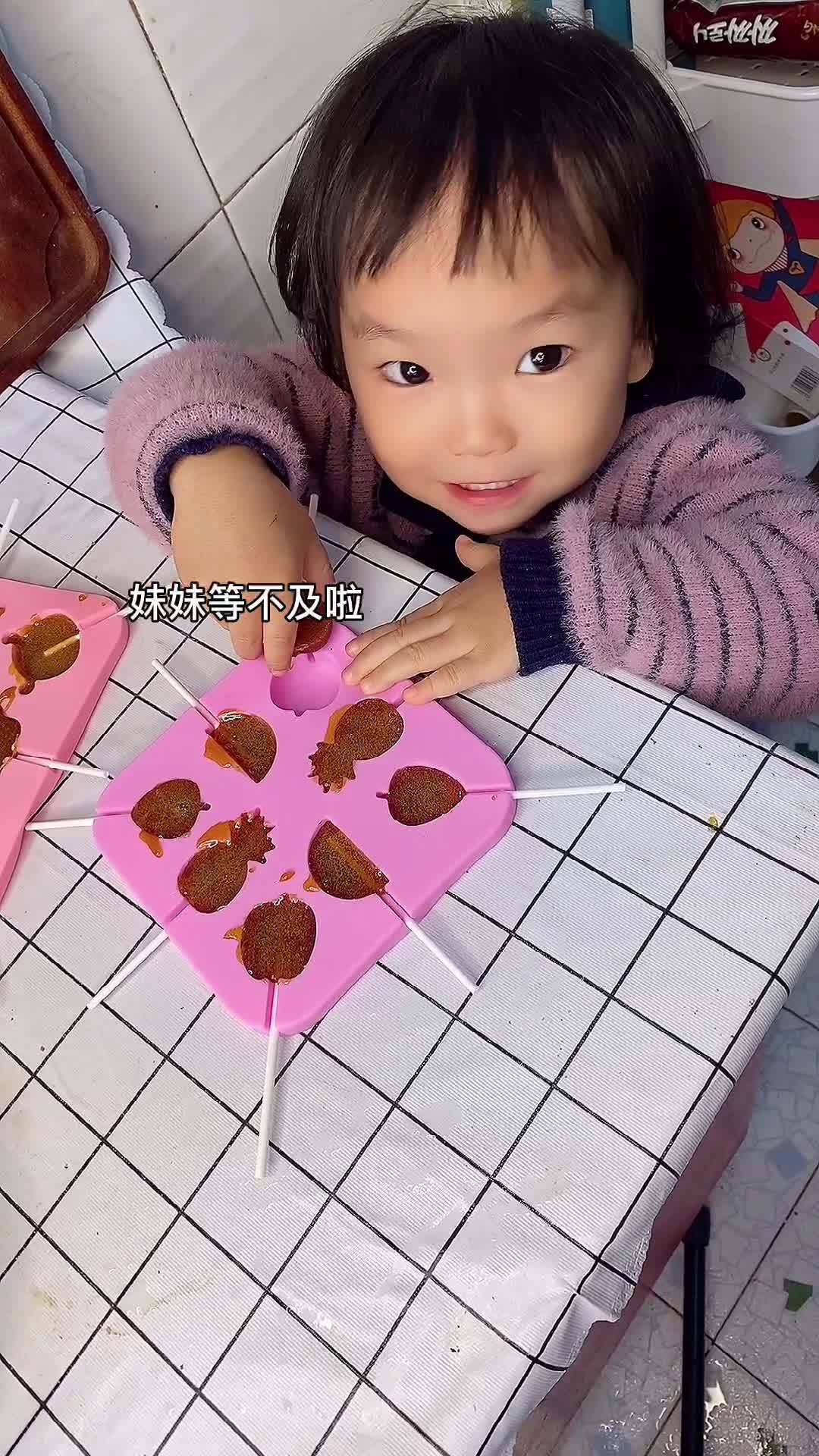 很多妈妈说辛苦熬的秋梨膏孩子不喝试着做成棒棒糖吧