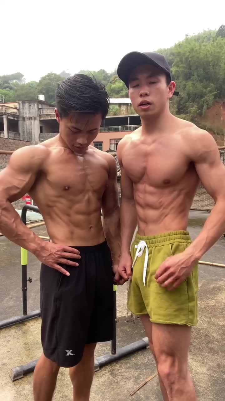 每个动作各做6组,每一组做15个,组间休息30秒秒,适合新手