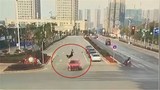 【广西】惨!电动车闯红灯与小汽车碰撞 驾驶人被撞飞旋转360度重摔...