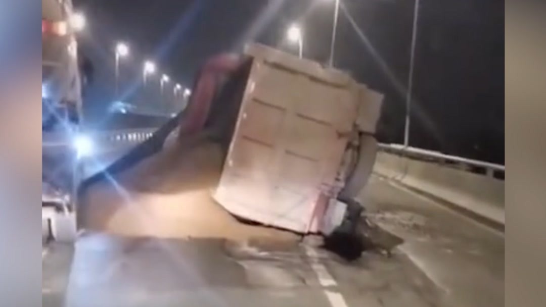 武汉一运砂车侧翻,“21岁”长丰桥被砸伤架梁,驾驶员已被控制