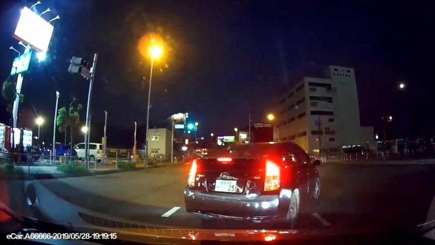 日本行车记录仪记录下的危险驾驶 大卡车在哪里都是杀手