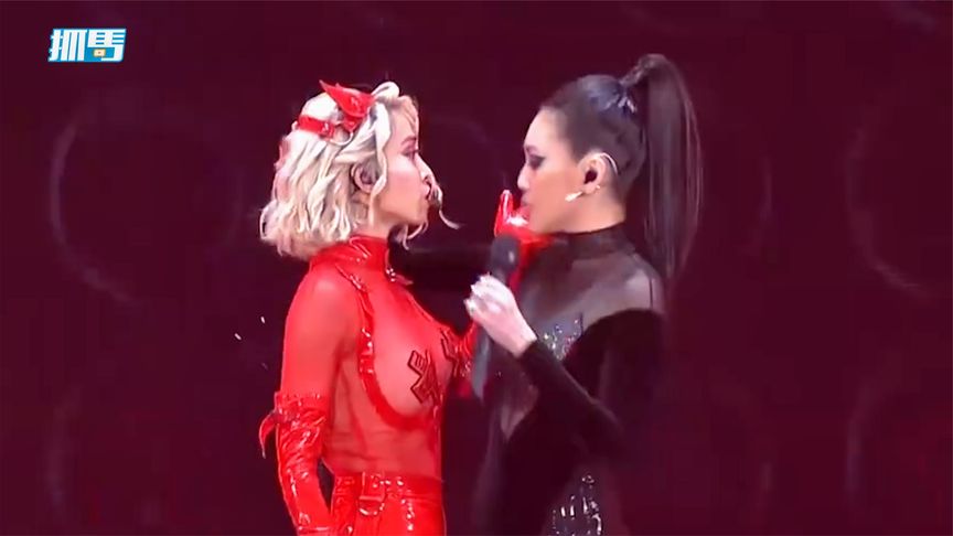 两位姐真敢玩！小S蔡依林同台秀性感马达臀，一记热吻惹全场尖叫