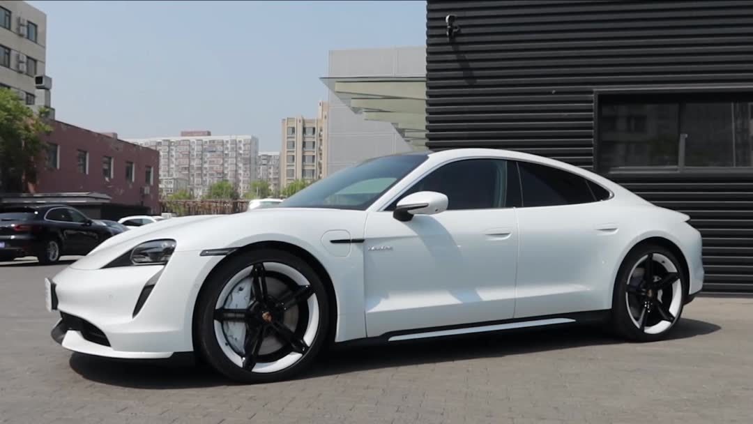 保时捷这款纯电动车 充电接口暗藏玄机