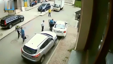 女司机路边倒车,如果你能淡定看完全程,说明你比她还“虎”