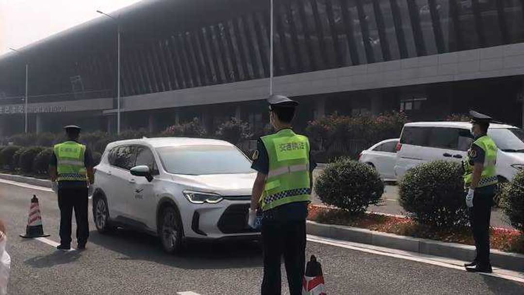 “黑车”上路一查一个准?执法人员现场揭秘如何锁定目标车辆