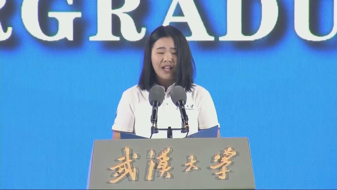 武汉大学2019开学典礼,美女新生发言,犹抱琵琶半遮面