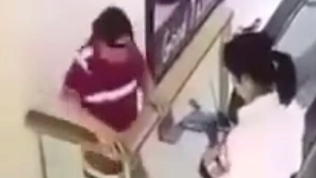 悲剧了!男子坐电梯扶手旁耍酷从高空坠落 老婆目睹全过程