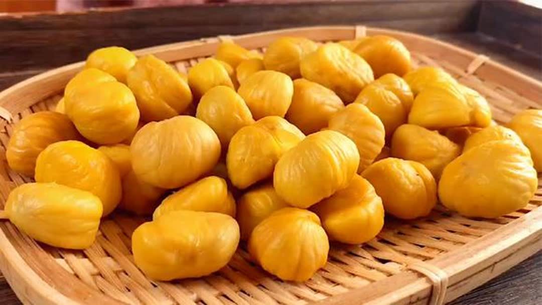 生板栗怎么剥皮?不用中间切1刀,找到栗子“小机关”3秒剥一个