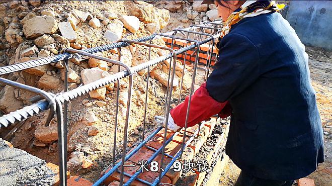 甘肃农村工地上的钢筋女工,绑1米钢筋能赚8元,你觉得.