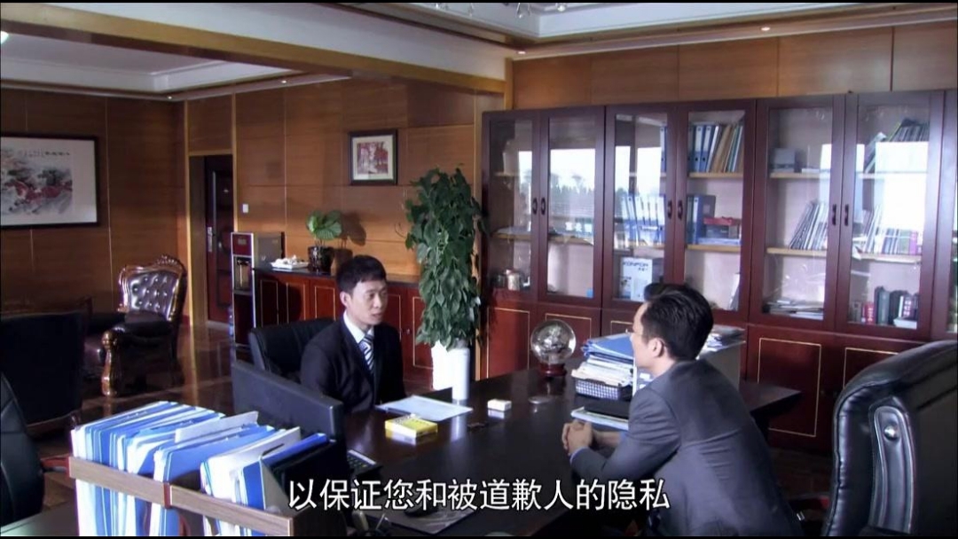 大老板和小伙再次见面,小伙向老板介绍服务业务,老板:专业!