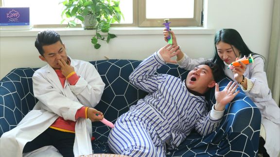 搞笑剧:病人打针不配合,医生做出各种黏土水果针管,太有才了