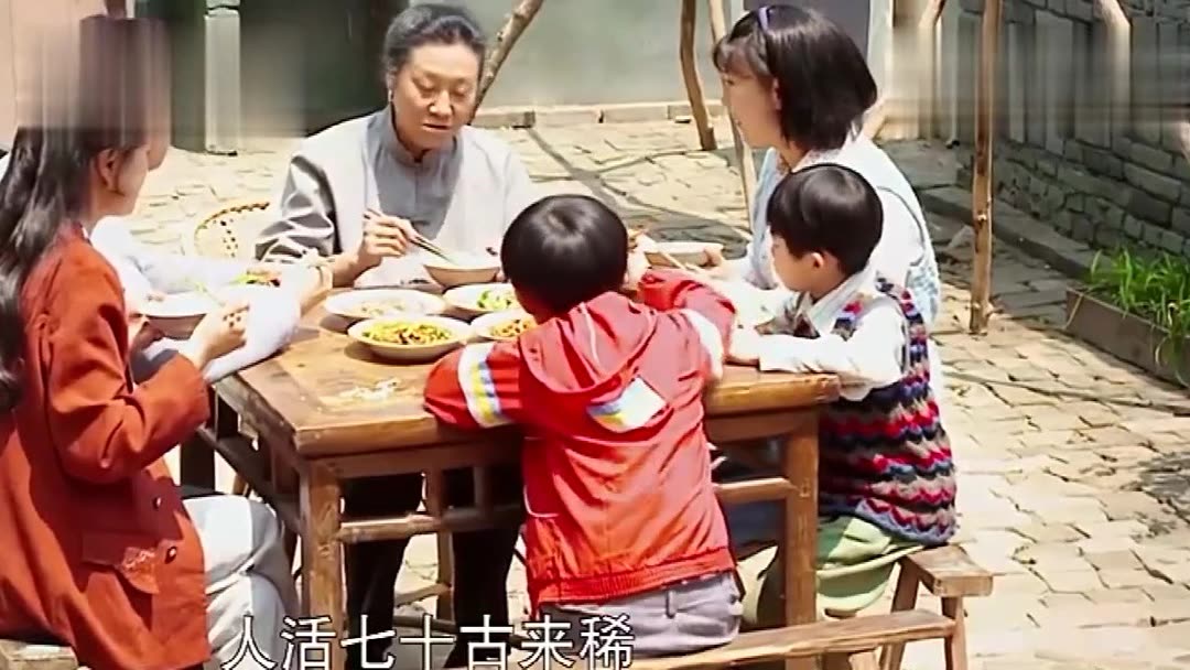 大龙抢小浩的鸡蛋吃还说孔融让梨是小梨比大梨甜,喜凤还引以为傲