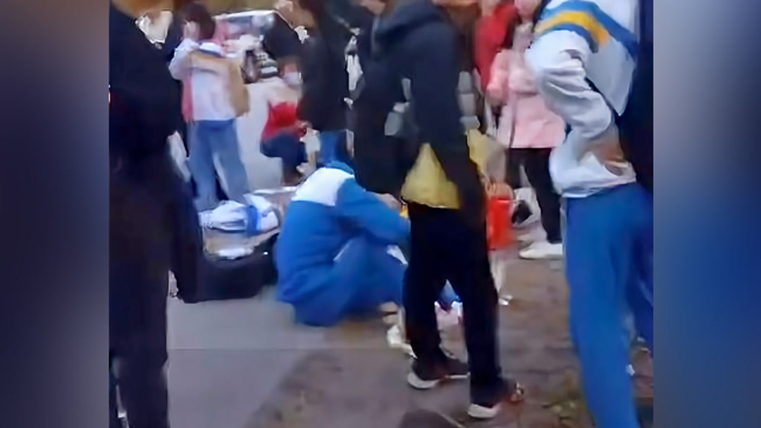 广东梅州一载多名学生中巴车侧翻,交警:无人员死亡