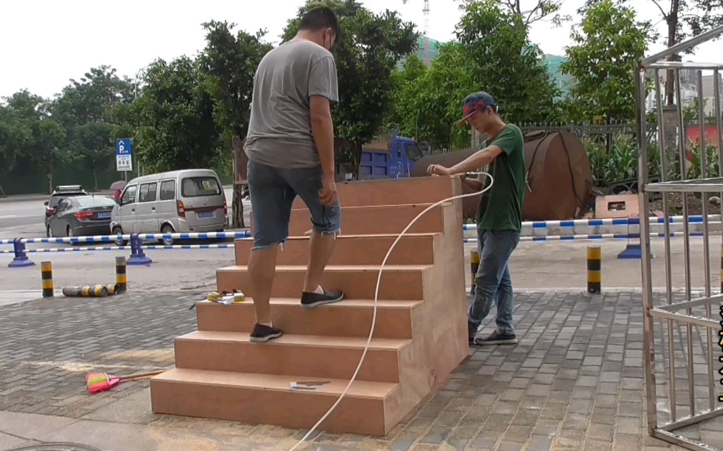 木工这样做了一个楼梯做展览,比传统做法快好几倍,价钱也不贵