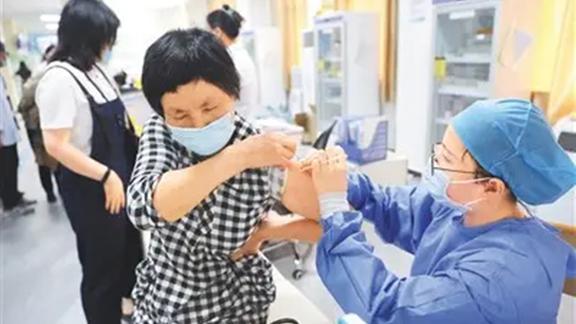 全国新冠疫苗接种剂次超11亿,接种疫苗人数超过6.3亿
