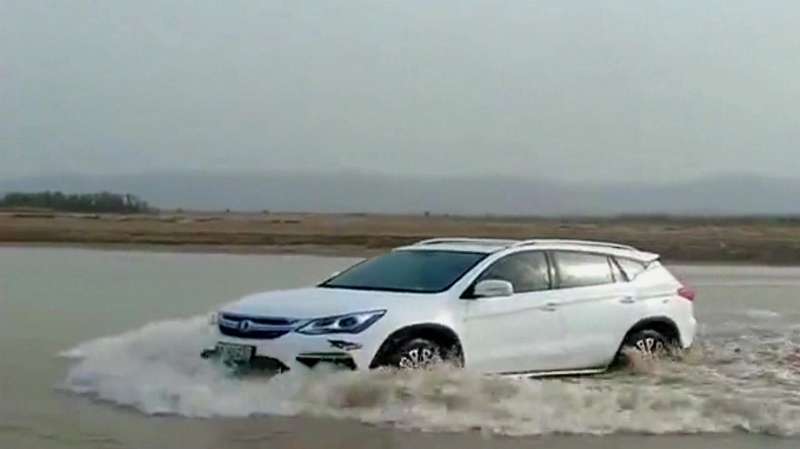 小伙新买的比亚迪宋就开河里去霍霍,这可是混合动力车,不想要了