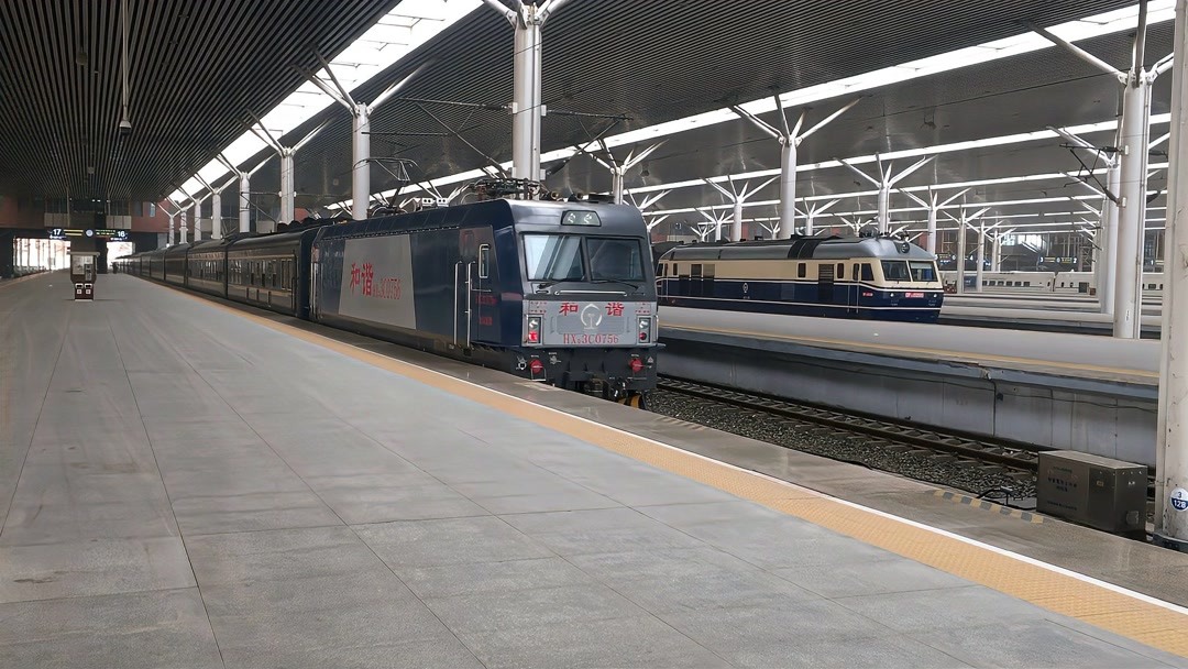 HXD3C型机车牵引K7512次列车发车瞬间乘务员操作平稳