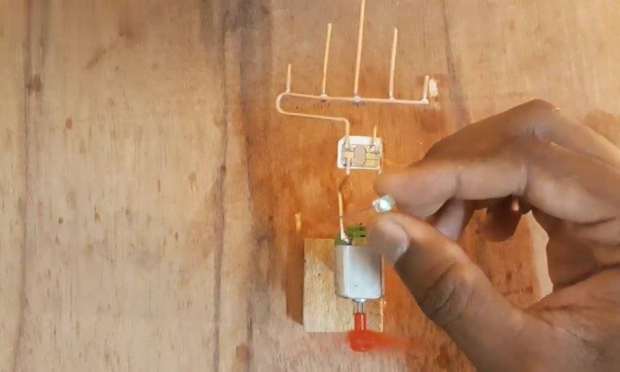 难得一见,国外牛人把手机卡这样使用还能发电,是什么原理