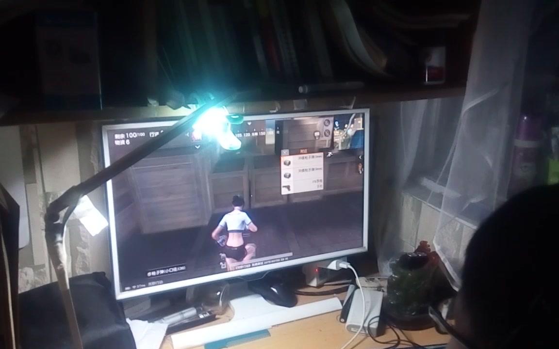 全宿舍看着,《荒野行动》估计凉了,舍友跳伞两连,第三把扛着全宿舍的...