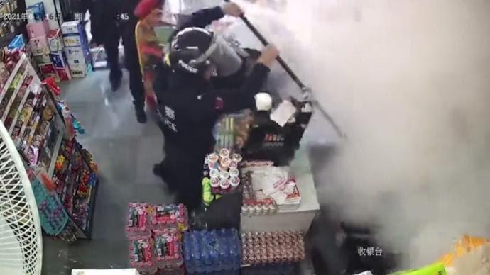便利店内发生纠纷,警察持钢叉盾牌冲入控制