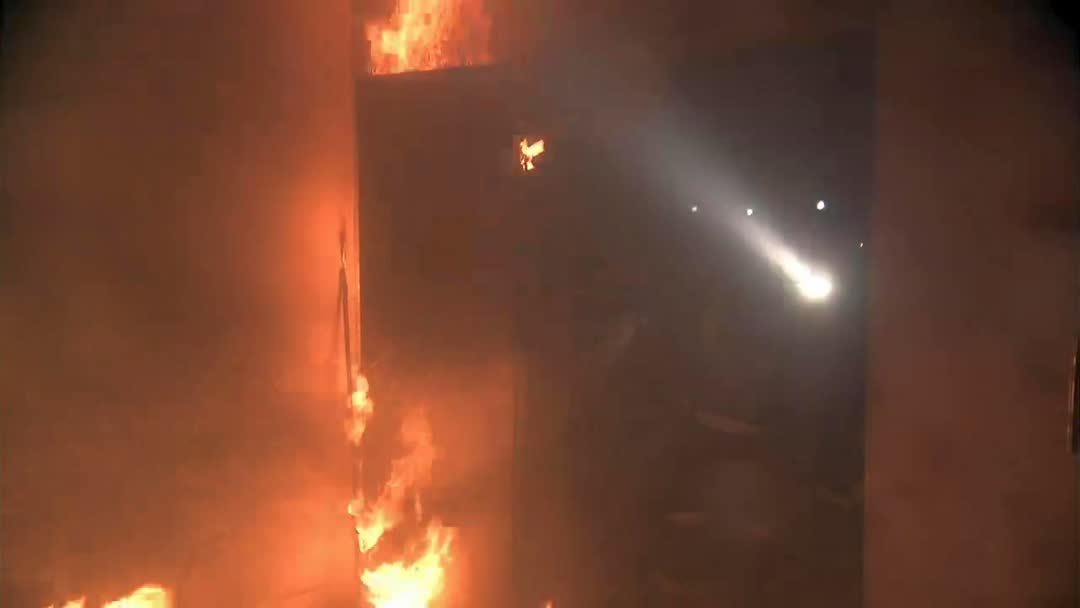 火线英雄:消防员救援途中,氧气瓶引发二次爆炸,楼房瞬间化为火海!