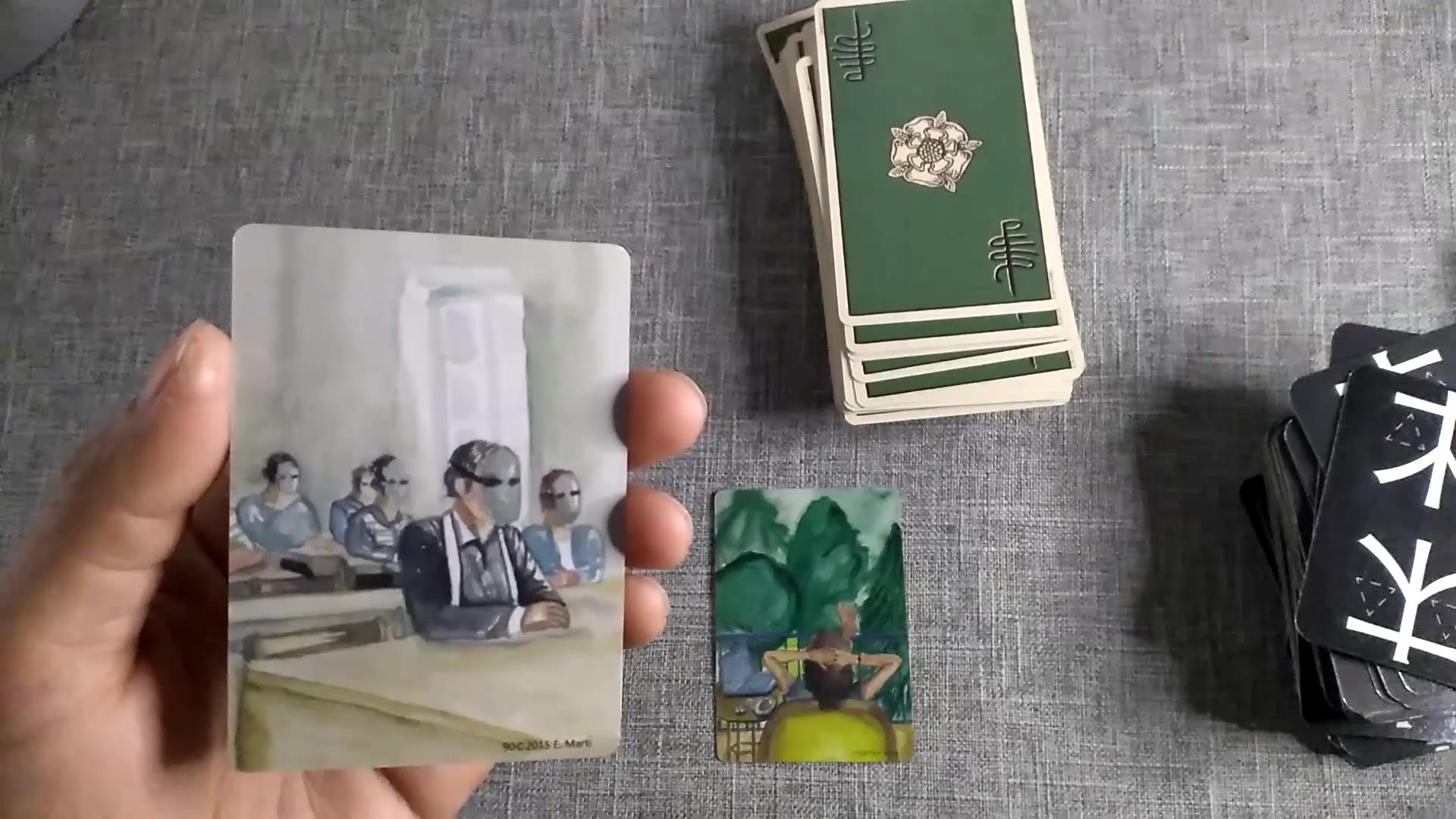 展开卡片,用彩图卡和塔罗牌回应这一问题:在2020年的仲春时节里,你的...