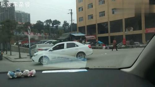 狭窄路段转向上坡,换二档还是一档,开车不要盲目躲下井盖