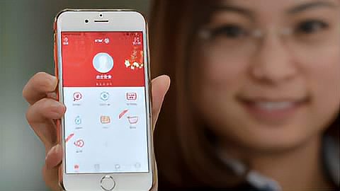 为什么银行员工这么热情的帮你开通手机银行?原来有这个“猫腻”