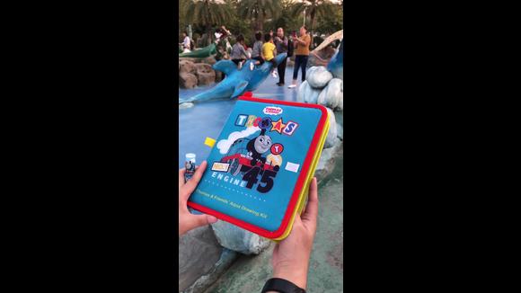 周末溜娃,神奇的画册