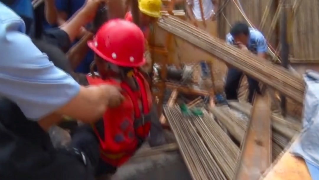 贵州一工地垮塌工人被埋施工井 多部门协作火速施救