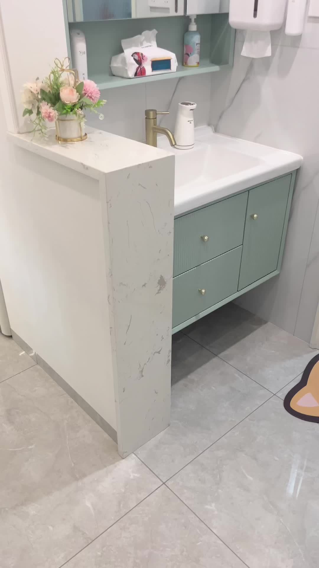 连廊中间户,卫生间采光不够,最不后悔做了半墙卫生间,墙面贴了白砖,...