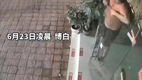 广西一男子从玻璃门缝隙入室盗窃,不到两分钟又紧急爬出,网友,都是...