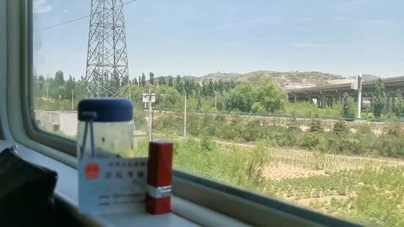 #随心文案 坐着火车去不了拉萨,但看看车外的风景也是不错的哦