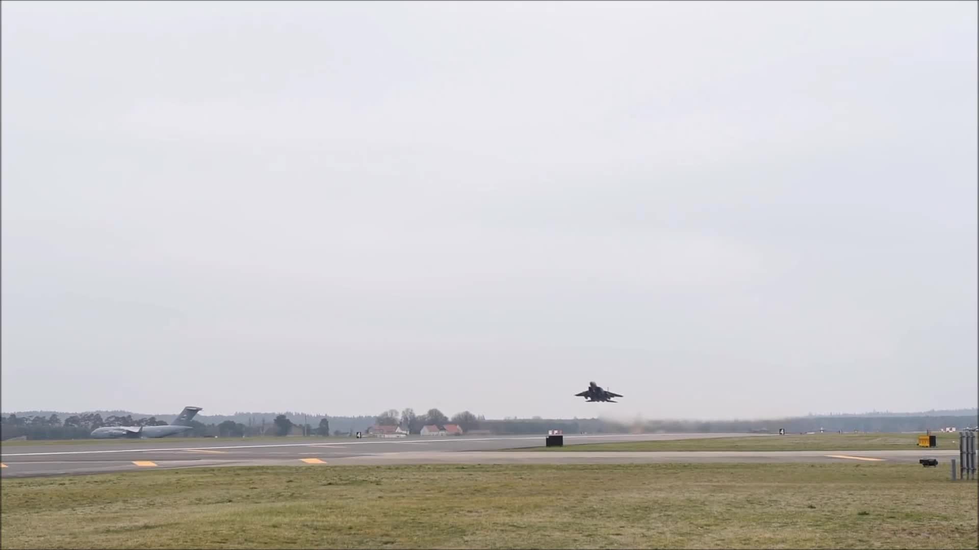 F-15鹰式战斗机爬升率可达15240米每分钟